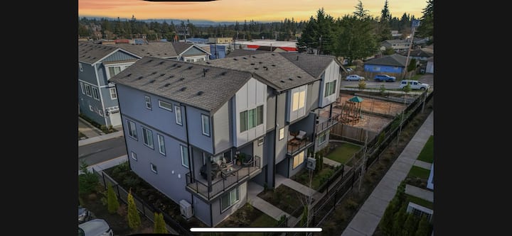 Stylish Townhome Near Edmonds - Edmonds, WA