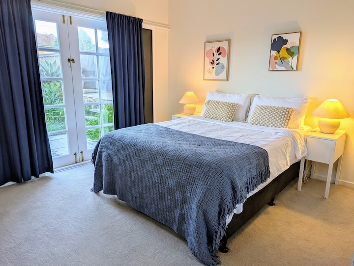 Ascot Hillside Haven • City Views & Luxe Comfort - 巴爾莫勒爾