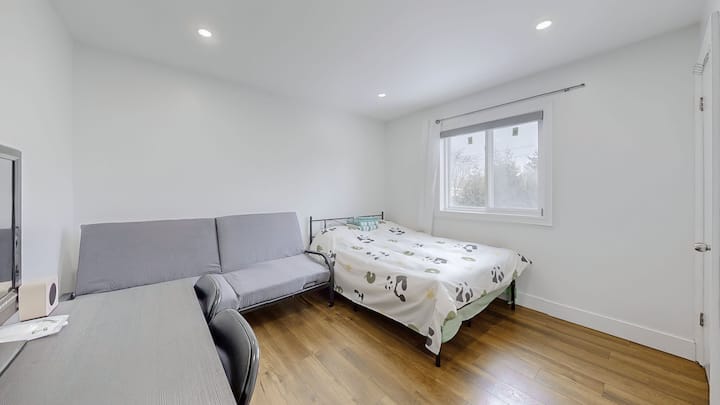 Don Mills Subway 2nd Floor Room + Washroom /3 - Toronto