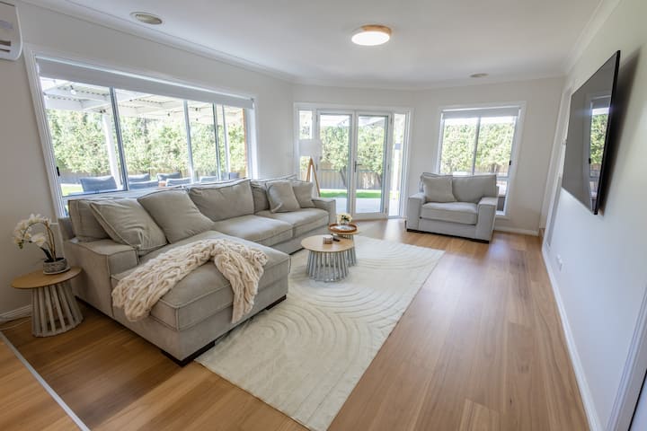 Spacious, Thoughtfully Prepared 4br Home In Wagga - Wagga Wagga