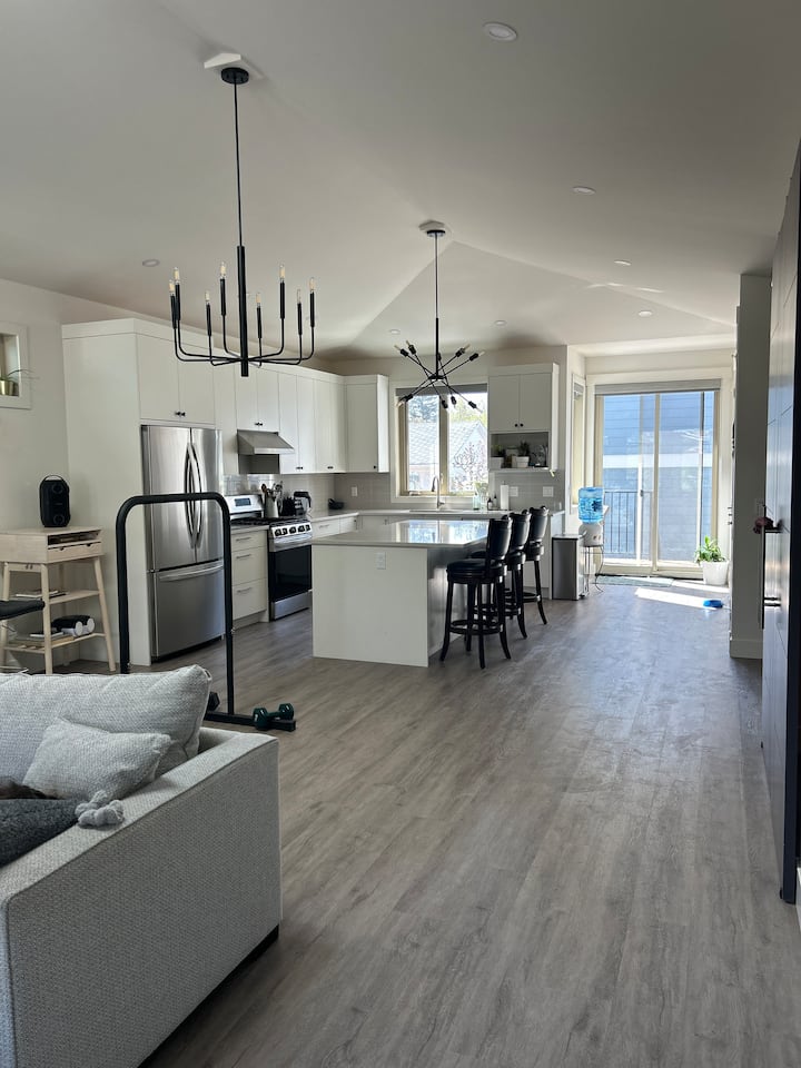 Huge Space, Great Summer Vibes & 5 Mins To Hwy 1 - Calgary