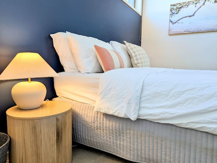 Ascot Hillside Haven • City Views & Luxe Comfort - 巴爾莫勒爾