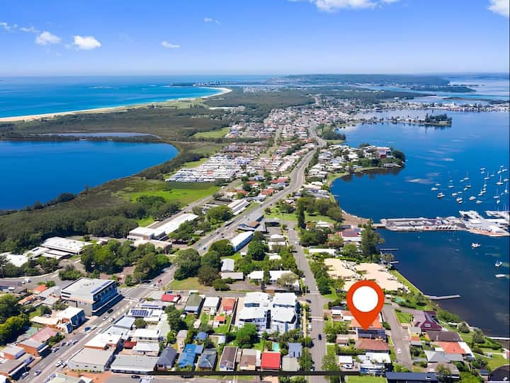Mona's Lakefront Bliss - Pool, Sauna, Views - Newcastle