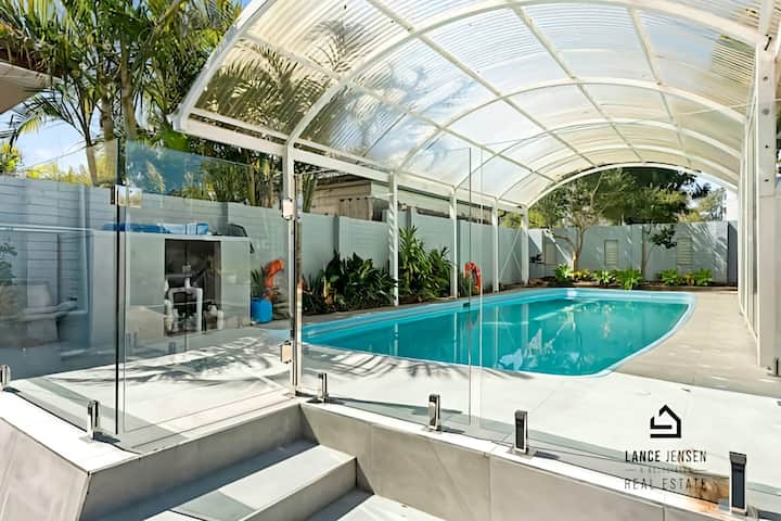 Mona's Lakefront Bliss- Pool, Sauna, Views - Merewether
