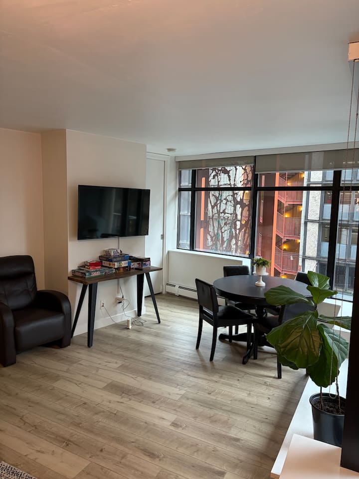 Master Bedroom In Amazing Location W/ Free Parking - Vancouver