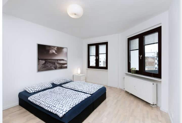Central, Spacious 4-room Apartment - Düsseldorf
