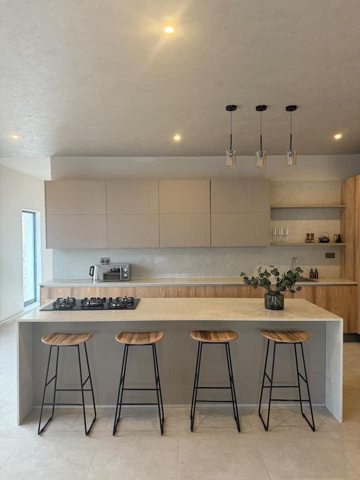 Luxury 7 Bedroom W/ Pool & Gym. 10 Mins To Falls - Zimbabwe