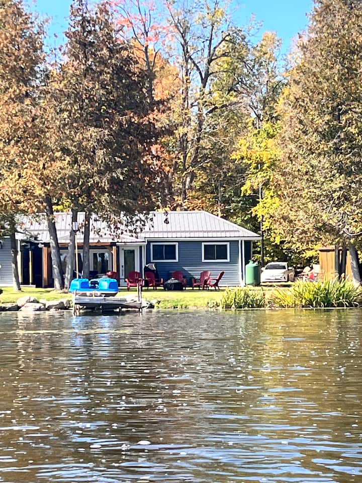 Fall Escape – Waterfront Cottage W/ Sunroom - Campbellford