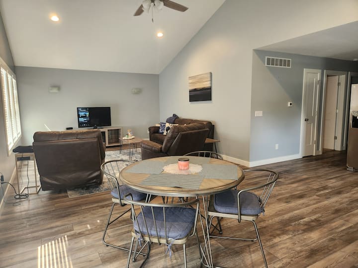 Simonton Lake & Notre Dame 2br - Elkhart, IN