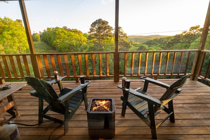 Sunset Views + Sauna, Hot Tub, Pool, Private Deck! - Eureka Springs, AR