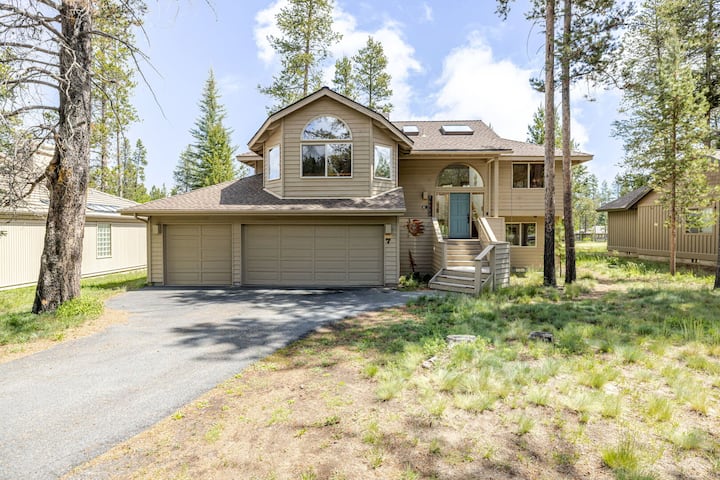 7 Vine Maple - Golf Course View, Hot Tub, Games - Sunriver, OR