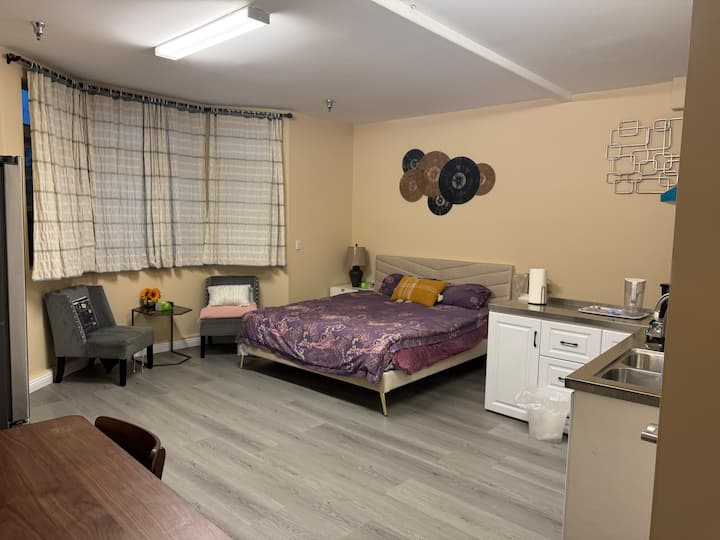 主屋右前方的连体Adu独立的入口进入院子的右侧侧门可以独立出入； - Pasadena, CA