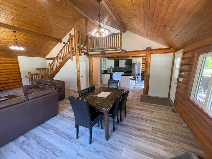 River Park Log Cabin - Hinton
