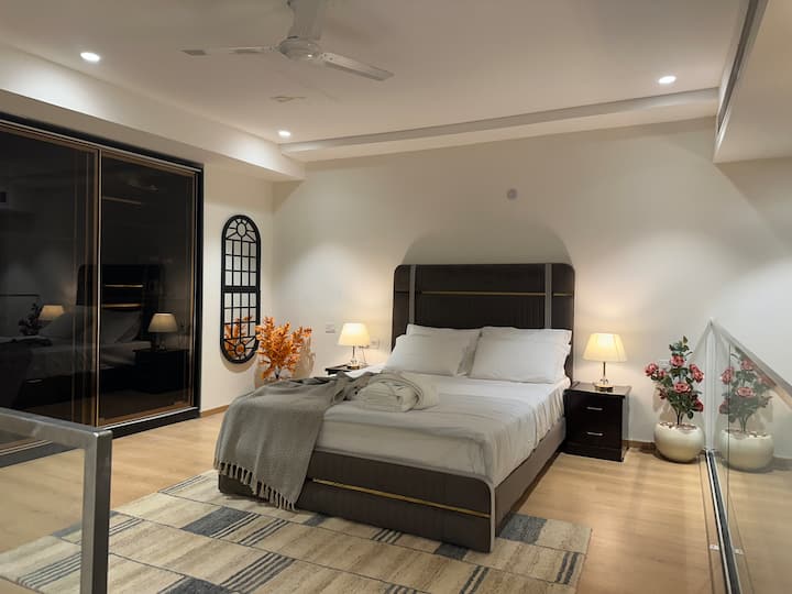 Bridgerton Autumn - Luxe Duplex With Balcony - Manesar