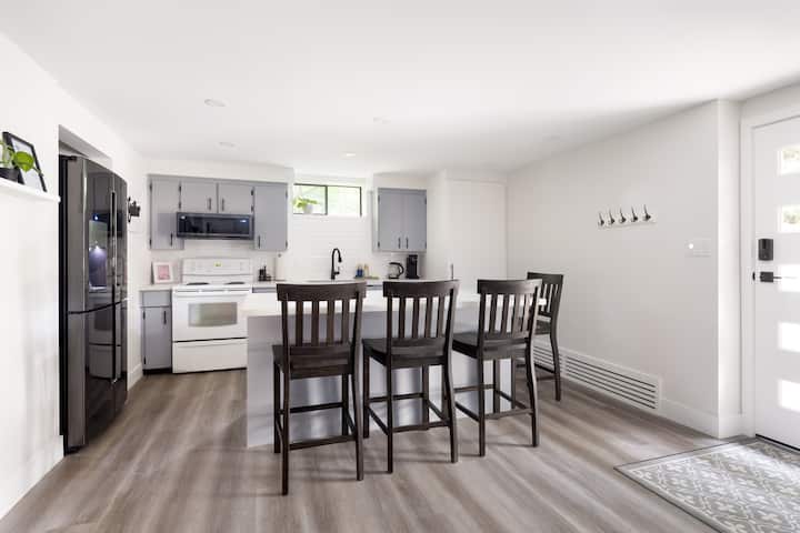 Bright 2 Bedroom Forest Retreat - Langley
