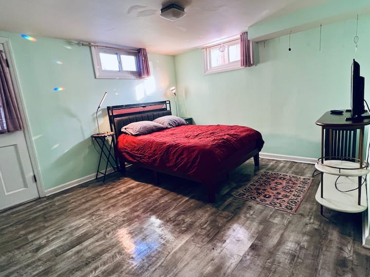 Cozy Two Bedroom Apartment Near Metro To Dc - Silver Spring, MD