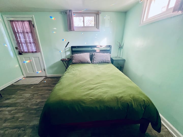 Cozy Two Bedroom Apartment Near Metro To Dc - Takoma Park, MD