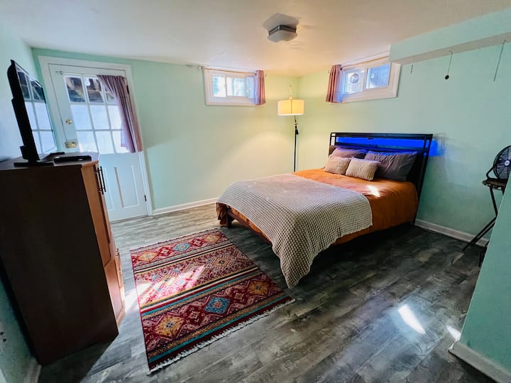 Cozy And Charming 2 Bedroom Apartment Near Metro - Silver Spring, MD
