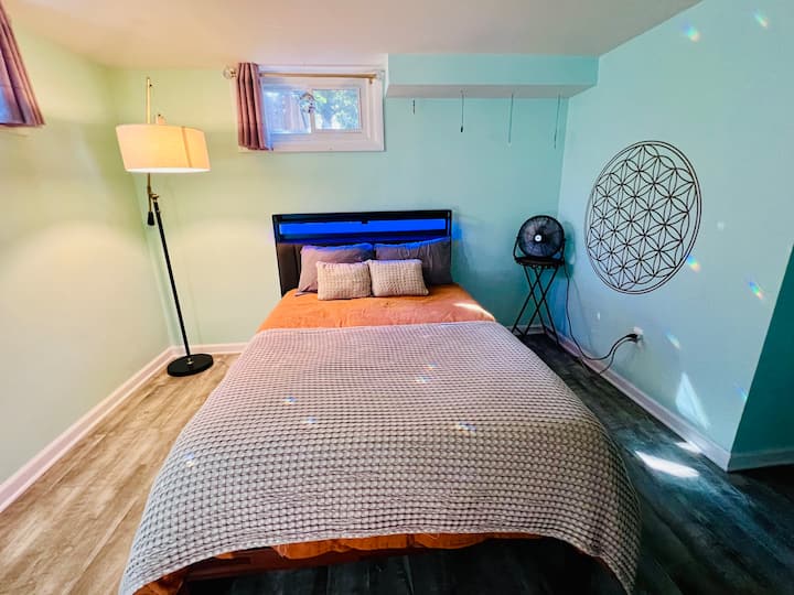 Cozy Two Bedroom Apartment Near Metro To Dc - Silver Spring, MD