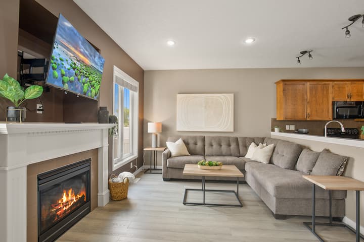 Bright & Spacious South End Home | Southbrook - Red Deer