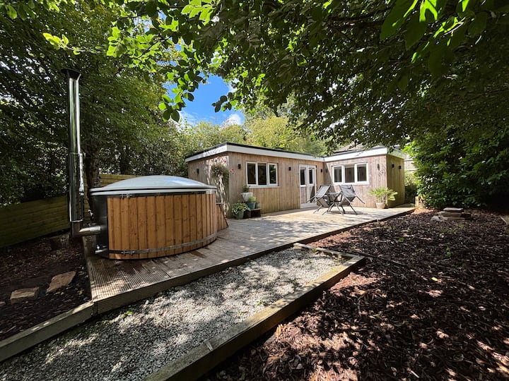 Cornish Wooden Cabin & Hot Tub - Redruth