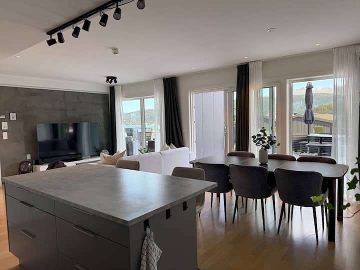 Spacious Luxury, Terrace + Parking - Bergen