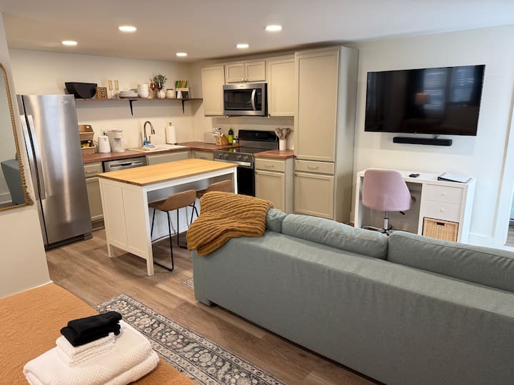 Safe Modern Studio Apartment | King Bed • Kitchen - Memphis