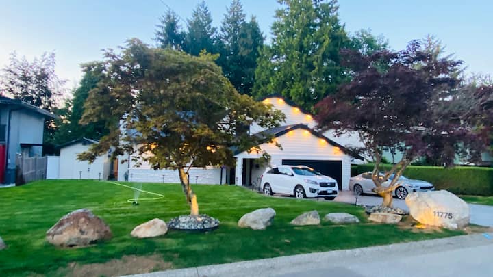 Stylish 2br With Homey Vibes - Surrey