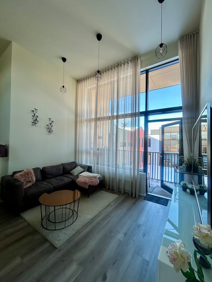 Modern Luxury Loft With Balcony & Elegant Interior - Reykjavik