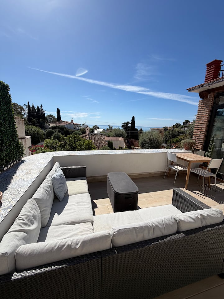 Hillside Home With Sea Views & Sunny Terrace - 베날마데나