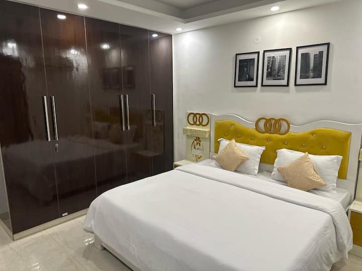 Ensuite 3bhk | Bar + Balconies - 파리다밧