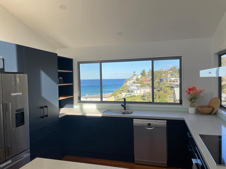 Coastal Escape: Pool & Sea Views (4 Bedrooms) - Stanwell Park