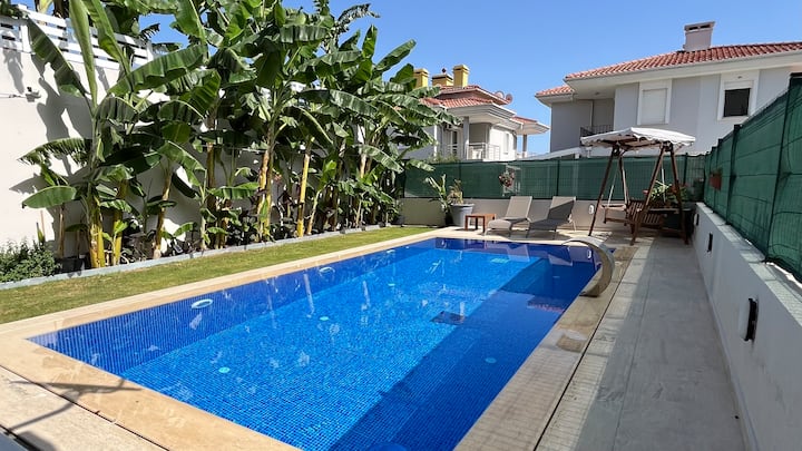 Alaçatı Merkezde Havuzlu Eşyalı - Alaçatı