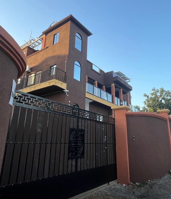 Two Bedroom 3 Beds 2 Bathroom. Solar Efficient Hm - Ocho Rios
