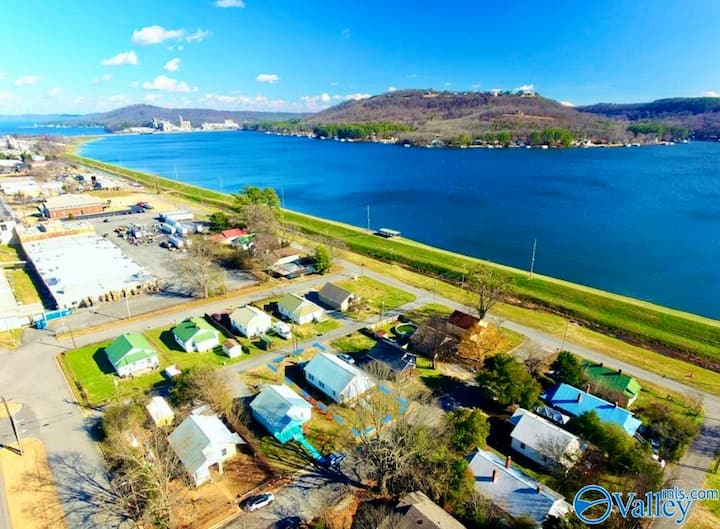 Family Cottage By The Lake - Guntersville, AL