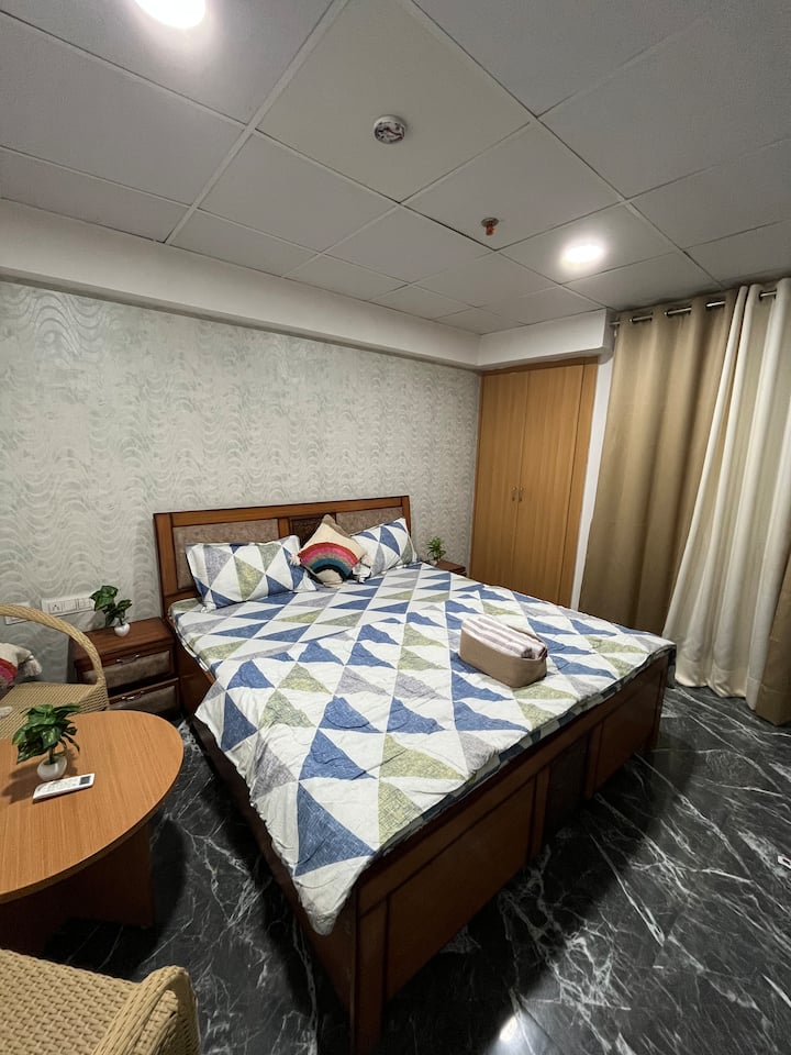 Comfy Den + Balcony | Sleeps 3 - Zirakpur