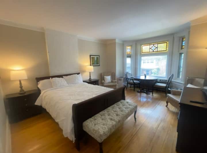 Elegant Victorian Studio - Ottawa