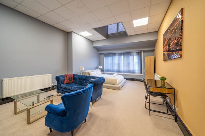 Cosy Room With Comfy Bed In Apartment Building - Sheffield, UK