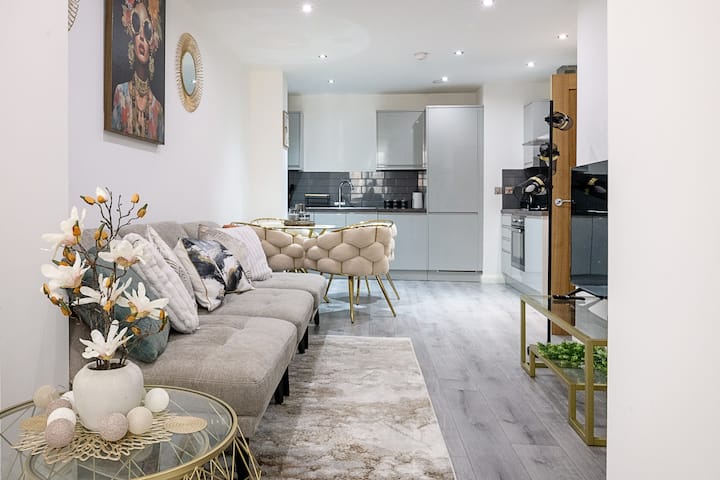 4 Guests. 1 Bedroom. 2 Beds. 1 Bathroom - Leicester