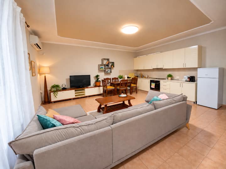 Spacious 2br Home - Walk Everywhere - Sleeps 5 - Tirana