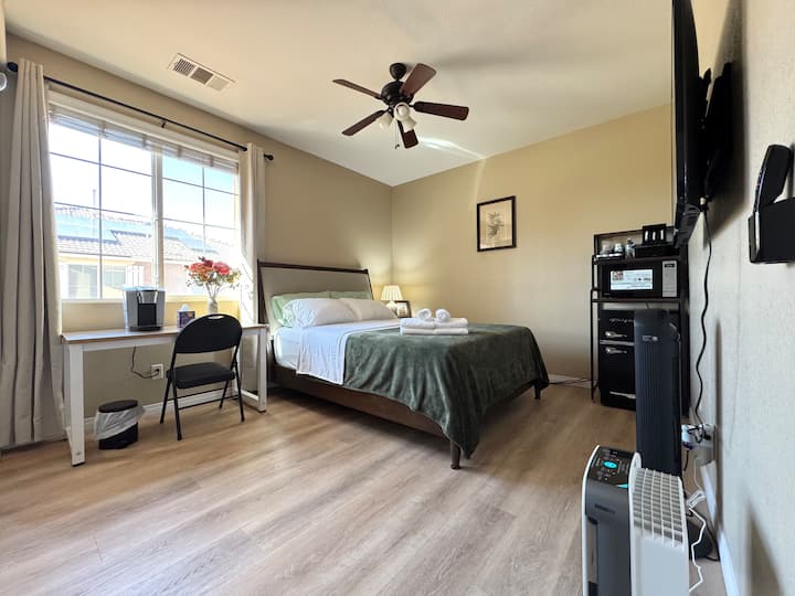 Rm 202 | Shared Bath | 2nd Fl | Near Hwy & Ont - Fontana, CA