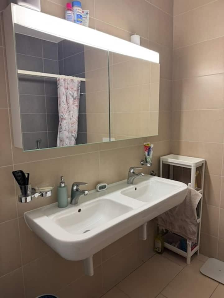 Belle Chambre Spacieuse à Louer – Parking Inclus - Le Locle