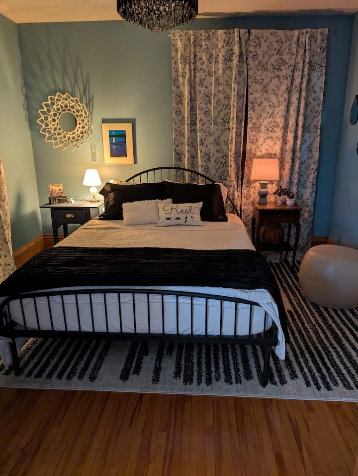 Glam Nights & Cozy Days: Skyline Suite - Saint Paul, MN