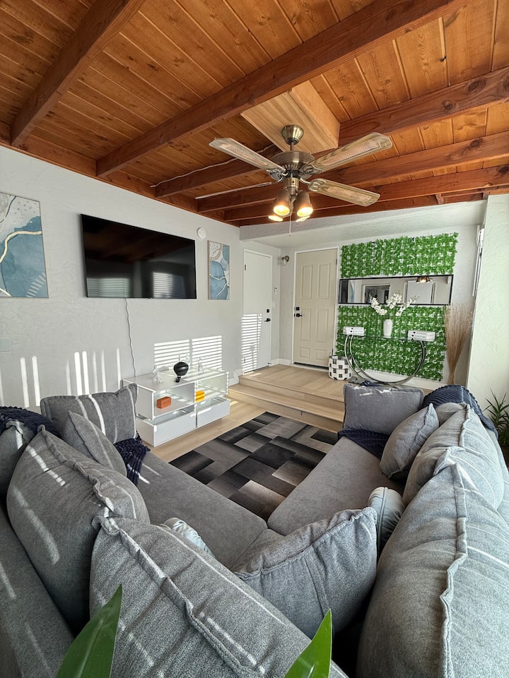 Relaxing Cozy Back House With Backyard - Rancho Cucamonga, CA