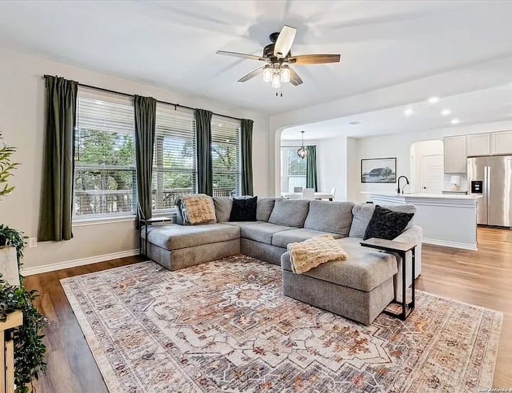 Spacious Helotes Retreat With Hot Tub & Game Room - Helotes, TX