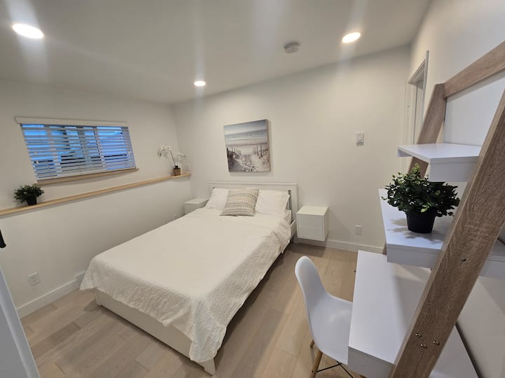 Newly Renovated Bed & Bath Apt - New Westminster