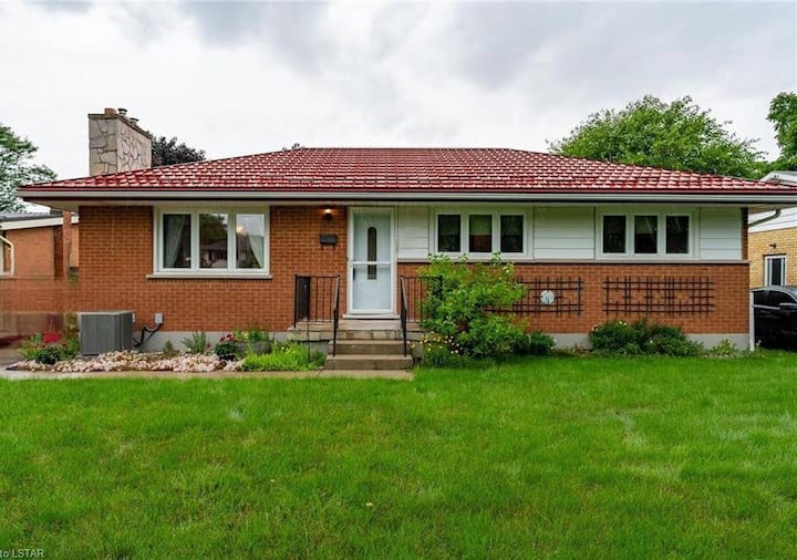 3 Bedroom 1.5 Bath With Amenity & Central Location - London