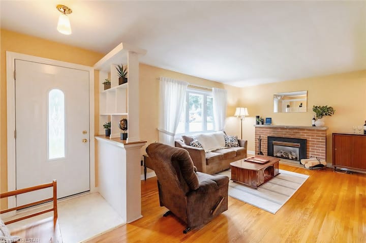 3 Bed 1.5 Bath Home With Amenity¢ral Location - London