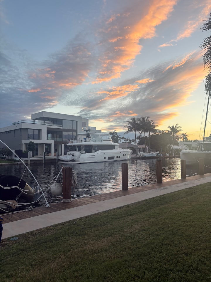 Waterfront Views! Heated Pool - Fort Lauderdale, FL