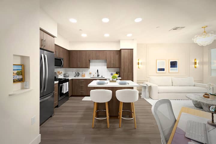 Clara | Newport Beach Luxury 1br Condo - Pool, Gym - Costa Mesa, CA